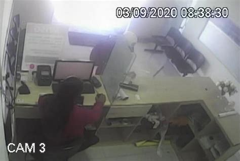 Vídeo Imagens de câmeras de segurança mostram mão leve roubando