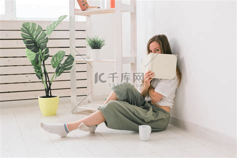女孩用书遮住脸高清摄影大图 千库网