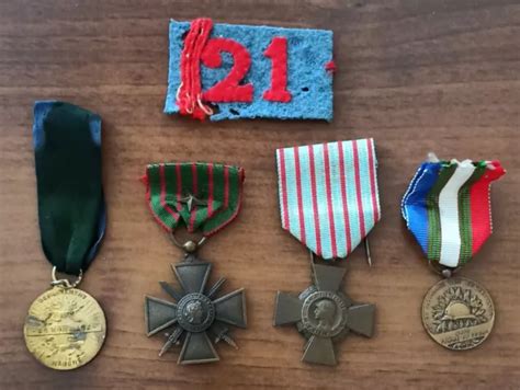 Lot Ancien M Dailles Militaire Croix De Guerre Insigne Ww Eur
