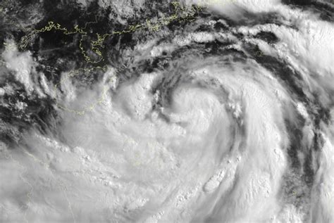 Cronaca Meteo Il Tifone Chaba Fa Landfall In Cina Affonda Una Nave A