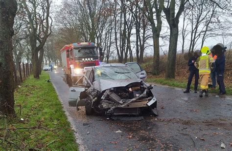 Wypadek niedaleko Morynia Auto uderzyło w drzewo foto