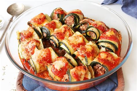 Rollitos de calabacín rellenos de carne picada y gratinados con queso