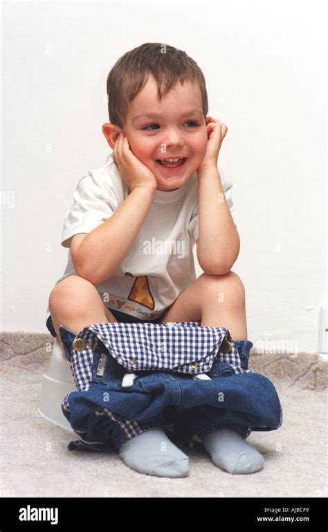 Boy sitting toilet Fotos und Bildmaterial in hoher Auflösung Seite