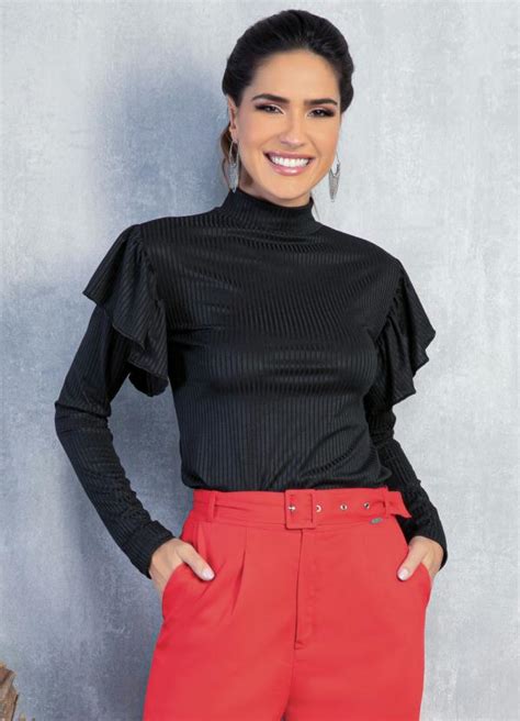 Blusa Preta Gola Alta Babados Nos Ombros Quintess