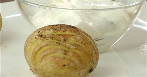 Pieczone ziemniaki w stylu Hasselback podawane z pysznym sosem śmietanowym