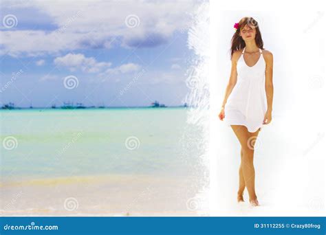 Giovane Bella Donna In Bikini Sul Fondo Del Mare Immagine Stock