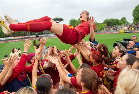 Roma Femminile Campione Ditalia La Premiazione Foto Gallery