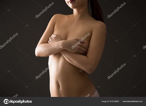 Hermosa Mujer Desnuda Cubre Pecho Sobre Fondo Oscuro Foto De Stock