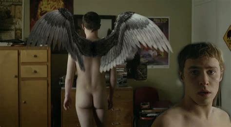 Iain de Caestecker totalmente desnudo enseña el culo en The Fades