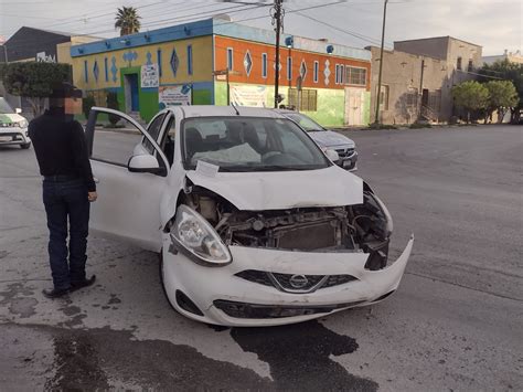 Conductora provoca accidente en Gómez Palacio tras no respetar alto