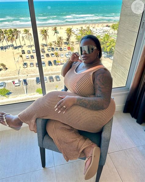 Jojo Todynho sensualiza de biquíni à beira da piscina e exalta curvas