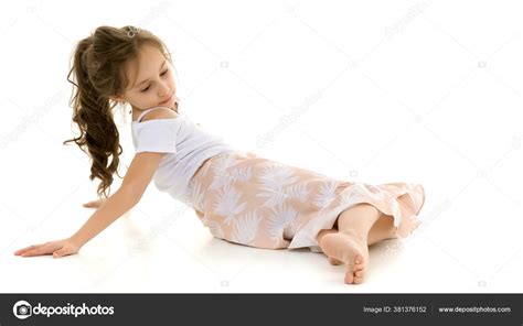 Belle Preteen fille allongé sur le sol sur fond blanc image libre de