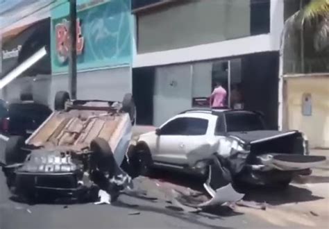 Carro capota após bater na traseira de veículo estacionado veja vídeo