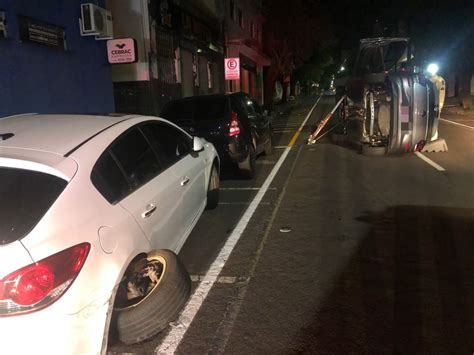 Carro tomba após bater em veículo estacionado no centro de Umuarama