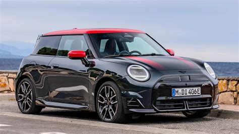 La MINI Cooper SE Diventa JCW Con Un Nuovo Pacchetto Estetico