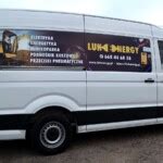 Naklejki na samochód dostawczy bus Cena naklejki reklamowej