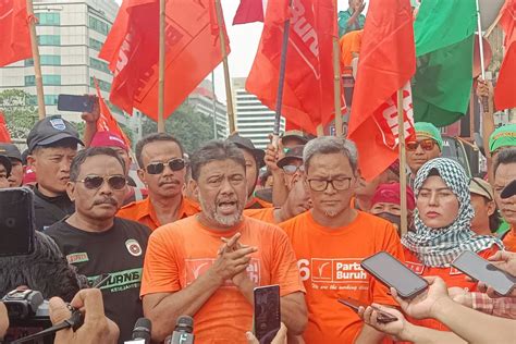 Bendera Partai Buruh Berkibar Saat Aksi May Day Di Kawasan Patung