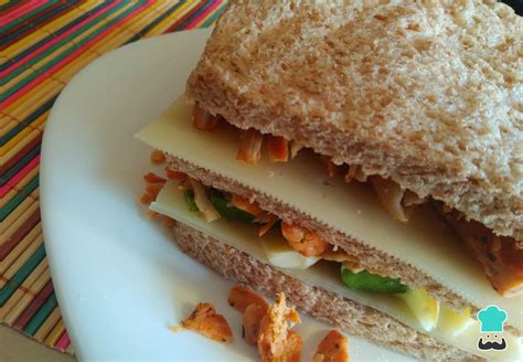 Sándwich de pollo desmenuzado Fácil