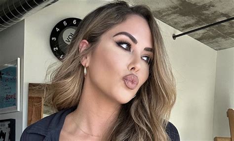 Watch UFC Octagon Girl Brittney Palmer Flaunt Massive Cleavage In A