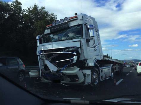 Incidente Stradale A Perugia Coinvolti Due Camion E Un Auto FOTO