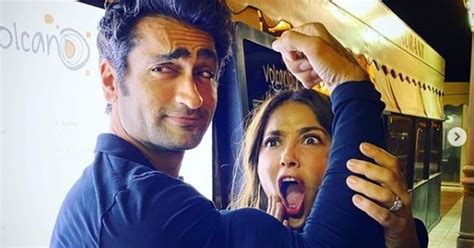 El Shock De Salma Hayek Al Apreciar Los Músculos De Kumail Nanjiani Su Compañero En The