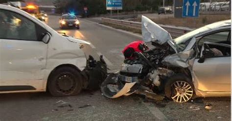 Frontale Tra Auto E Furgone Tre Feriti Gravi