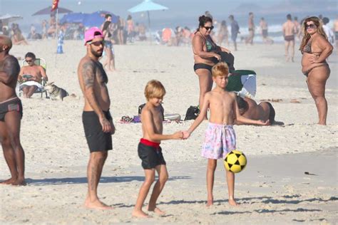 Pedro Scooby Curte Dia De Sol Na Praia Os Filhos