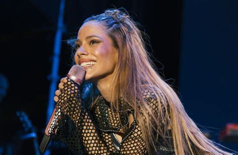 Tini Stoessel se olvidó la letra de su canción con Emilia Mernes en