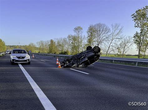 Accident Sur L A1 Avec Un Camion Une Voiture Sur Le Toit Au Milieu Des