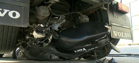 A Gazeta Motociclista Morre Ap S Ser Arrastado Por Carreta Na Serra
