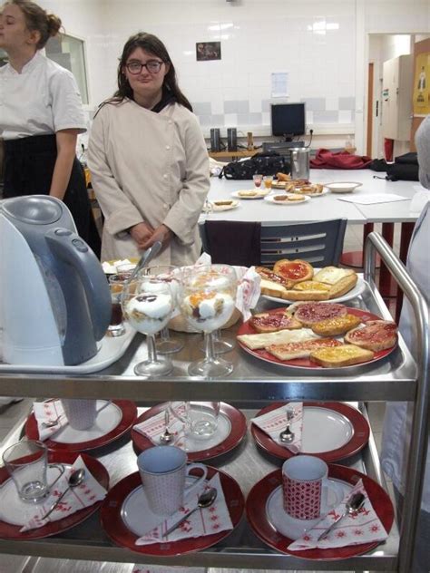 Réalisations culinaires et service effectués par les élèves de 3e