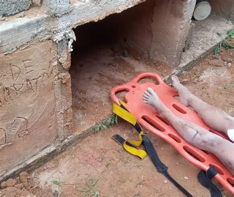 Mulher é resgatada após ser enterrada viva em túmulo de cemitério