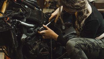 Funciones de un mecánico de motos descubre sus tareas