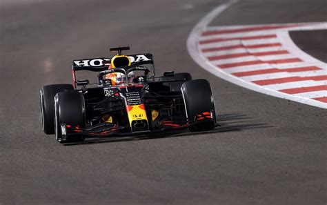 Verstappen ultrapassa Hamilton na última volta é se torna campeão da F1