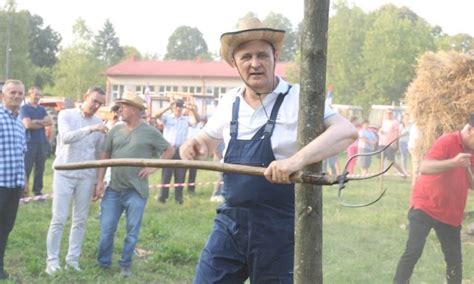 Pokazao kako barata sa sijenom Đajić učestvovao u tradicionalnoj