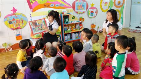 Phụ huynh rước con chẳng thèm nhìn mặt cô giáo là ai