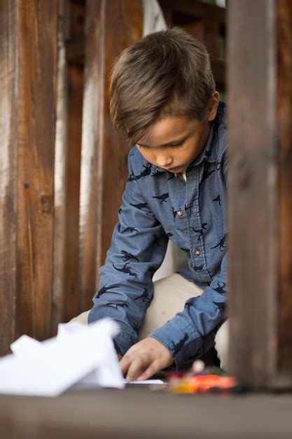 Mi Hijo Y Mi Pap Hacen Aviones De Papel Foto Premium