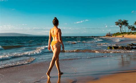 Estilo De Vida De Verano Linda Mujer Joven Con Cuerpo Sexy Curtido