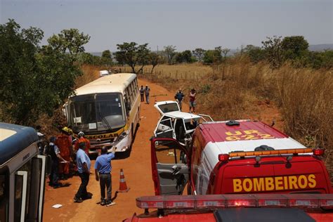 Acidente entre carro e ônibus escolar deixa 4 pessoas feridas em