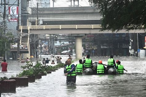 Mga Stranded Commuters Tinitiis Ng Mga Motorista Ang Baha Sa Metro