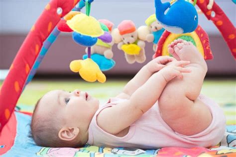 Ejercicios de estimulación para el bebé 6 meses FisioOnline