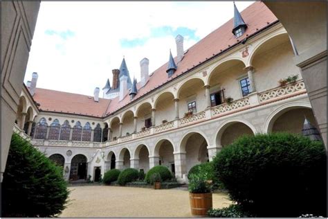 Solve Nádvoří zámku Žleby Castle courtyard Žleby jigsaw puzzle online