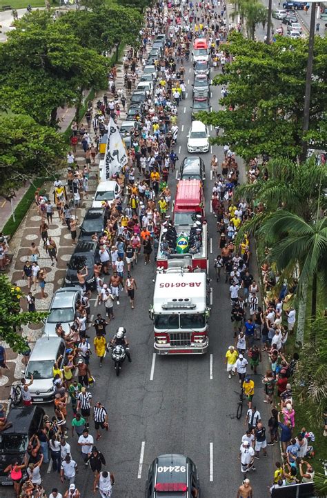 Velório de Pelé é encerrado após visita de 230 mil pessoas e caixão