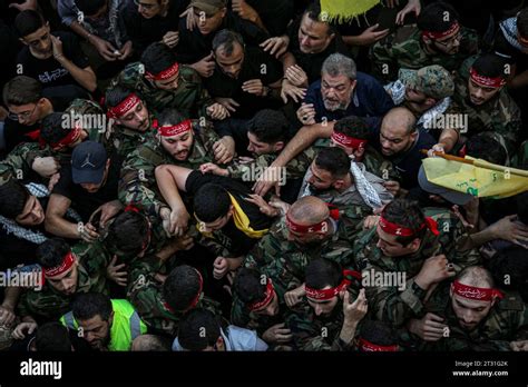 Beirut Libanon Oktober Pro Iranische Hisbollah K Mpfer Nehmen