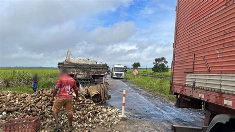 Vídeo caminhão carregado de inhame tomba na BR 101 em São Miguel dos