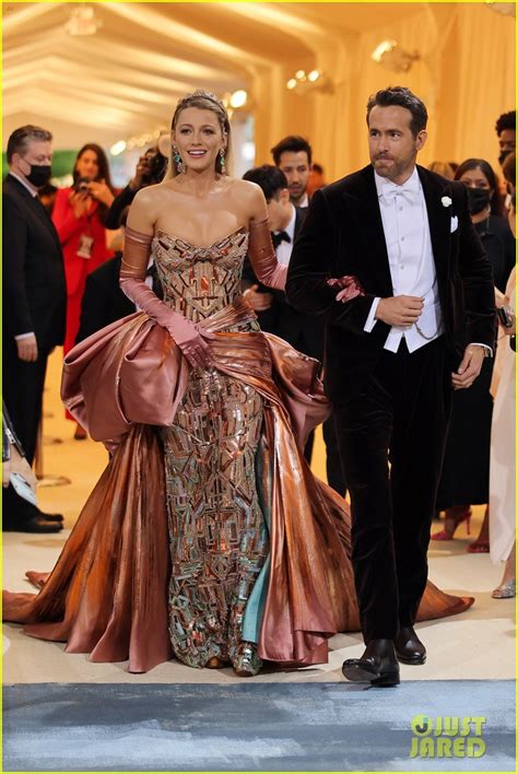 Ryan Reynolds Had The BEST Reaction To Blake Lively S Dress