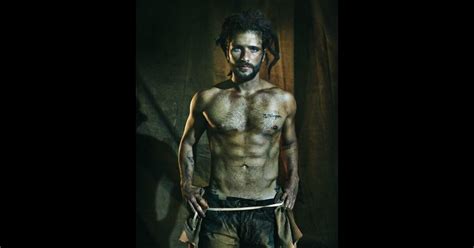 Bruno Gagliasso Posa Sensual Mostrando Corpo Sarado E Exibe Visual