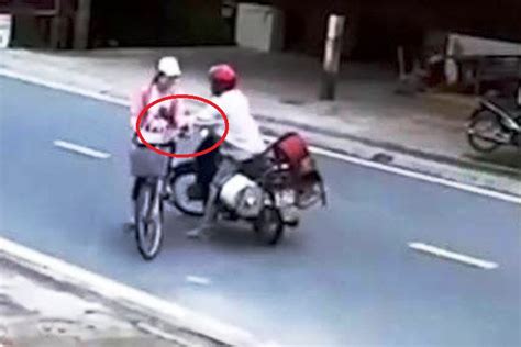 Bức xúc clip người đàn ông chặn xe sàm sỡ bé gái giữa ban ngày Báo