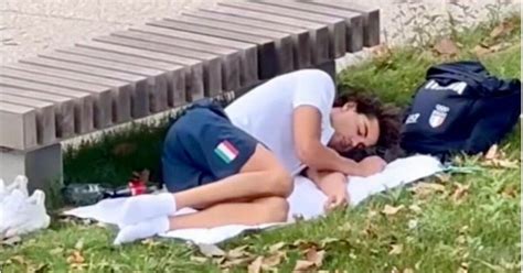 Parigi 2024 Un Atleta Italiano Ripreso Mentre Dorme In Strada Fuori Dal