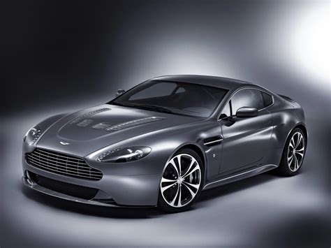 Сравнение Aston Martin V12 Speedster и Aston Martin V12 Vantage RS по